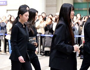 [사진]법원 나서는 뉴진스(NJZ) 향한 시선 - OSEN