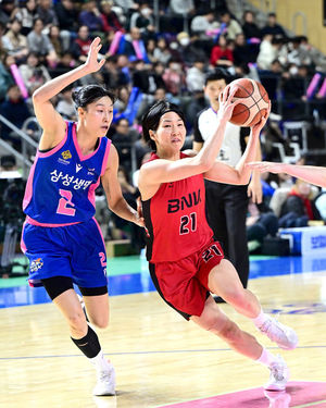 [사진]BNK 이이지마 사키, '속도를 올려볼까' - OSEN