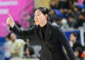 [사진]BNK 박정은 감독, '선수들 향해 엄지척 격려' - OSEN
