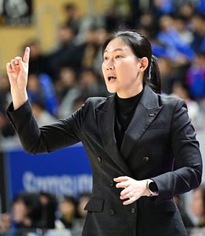 [사진]BNK 박정은 감독, '챔프전까지 1승만 더' - OSEN