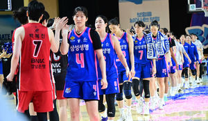 [사진]삼성생명, '홈에서 BNK 잡아내고 PO 반격 시작' - OSEN