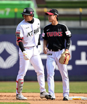 78억 FA 생각 안 나려나, 보상선수 장진혁 3타점 맹활약…KT, 7득점 빅이닝 대역전승…LG, 불펜 붕괴 2연패 [수원 리뷰] - OSEN