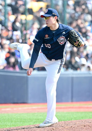 '153km' 5선발 후보 구위가 이렇게 살벌하다니…신무기 스위퍼까지, 두산 마운드 생각보다 무섭네 - OSEN