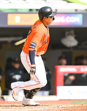 [사진]채은성,'4G만에 첫 안타 신고' - OSEN