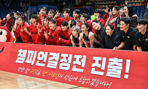 [사진] 챔프전 진출 기념촬영하는 박정은 감독과 BNK 선수들 - OSEN