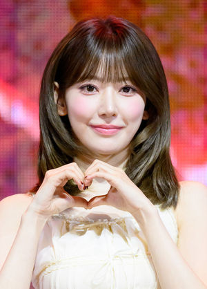 [사진]르세라핌 사쿠라,'달달한 하트' - OSEN