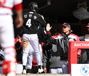 [사진]염경엽 감독,'만루 싹쓸이 좋았어' - OSEN