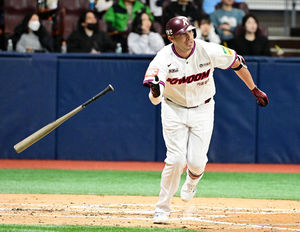 [사진]카디네스, 펜스 직격 2루타 - OSEN