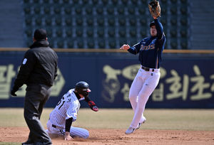 [사진]이중도루 성공하는 LG - OSEN