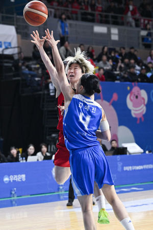 '안혜지-사키 맹활약' BNK썸, '김단비 부진' 우리은행 잡고 2연승...우승까지 단 1승 - OSEN