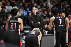 BNK 창단 첫 우승…박정은 감독, 최초 여성 우승 사령탑... 안혜지 MVP - OSEN