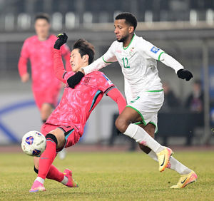 [사진]이강인 향해 손 쓰는 오만 - OSEN