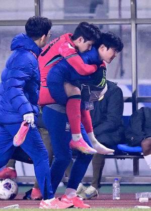 '발목 부상→업혀 나간' 이강인, 다행히 큰 부상 아닌듯... KFA "재소집 후 경과 더 관찰할 것" - OSEN