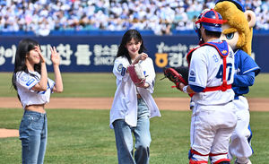 [사진] 프로미스나인 이채영과 박지원, 강민호 선수 승리 기원 할게요 - OSEN