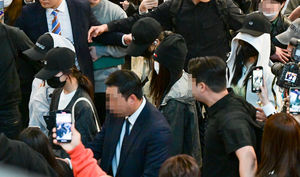 [사진]'활동 중단 선언' 뉴진스, '인파 뚫고 귀국' - OSEN