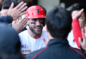 "타이밍 좀 맞춰요" 18살 루키 돌직구에 눈이 번쩍, 첫 투런포 폭발...고마움 전한 ML 88홈런 클래스도 빛난다 - OSEN