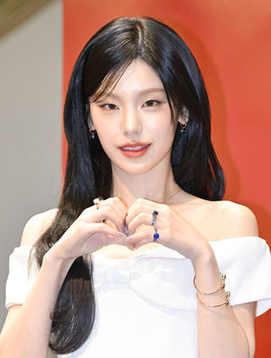 LG, 27일 한화전 ITZY 예지 '승리 기원' 시구 - OSEN