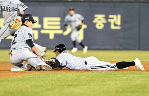 [사진]2루 훔치는 신민재 - OSEN