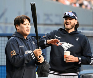 [사진]류현진,'나 ML 홈런 타자야' - OSEN