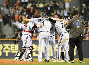 ‘이럴 수가’ LG가 미쳤다…ERA 1.00+타율 .331+실책 0개, 정말 빈틈이 없다 - OSEN