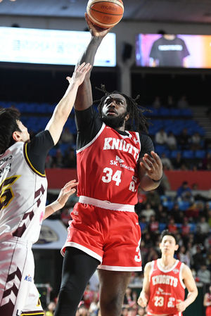 ‘미리 보는 챔프전!’ SK가 이겼다! 2위 LG 잡고 40승 고지…KCC 29점차 무기력한 패배 - OSEN