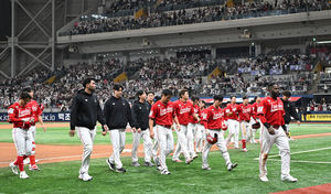 [사진]연패에 고개 떨군 SSG - OSEN