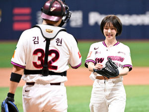 [사진]초아,'키움 승리 기원해요' - OSEN