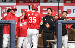 [사진]한유섬 홈런에 환호하는 SSG - OSEN