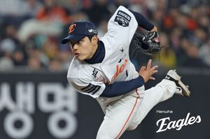 157km 던졌는데…2이닝 만에 조기 강판이라니, 추운 날씨 탓이었나→문동주 평균 구속 2km 감소했다 - OSEN
