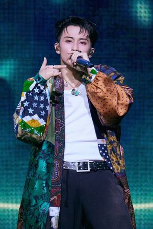 NCT 마크, 1위 휩쓸며 솔로 데뷔 성공 - OSEN