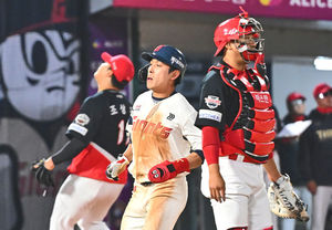 [사진] 황성빈, 도루 이어 동점 득점 성공 - OSEN