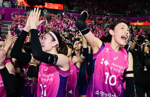 [사진]여자배구 최초 V5 환호하는 김수지-김연경 - OSEN
