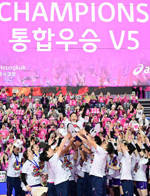 [사진]김연경,'흥국생명 V5 달성 후 현역 마지막 시즌 마무리' - OSEN