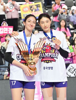 [사진]김연경-투트쿠,'V5 기념하며' - OSEN