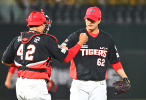 충격의 첫 불론이 약이었나...202안타맨도 151km 헛스윙 삼진, 세이브왕 반가운 '스피드업' - OSEN