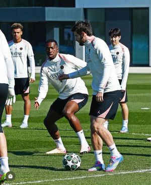 UCL 무대서 부상 복귀? 이강인, 훈련 소화...밝은 표정으로 팀 훈련 복귀 - OSEN