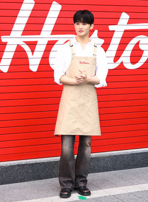 [사진]NCT 마크, 일일 알바생 - OSEN