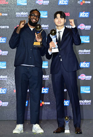 [사진]워니-안영준,'MVP 듀오 파이팅' - OSEN