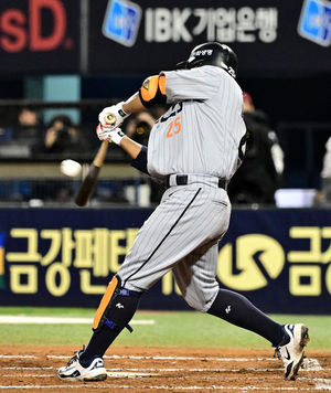 [사진]김태연, 찬스 이어간다 - OSEN