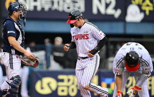 [사진]밀어내기 볼넷으로 득점 올리는 LG - OSEN