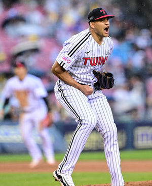 [사진]100번째 공으로 만루 위기 지우는 치리노스 - OSEN