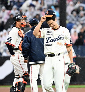 [사진]4회 강판 당하는 엄상백 - OSEN