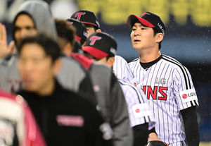 [사진]승리 기뻐하는 오지환 - OSEN