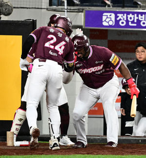 [사진]송성문, 푸이그와 솔로포 기쁨 - OSEN