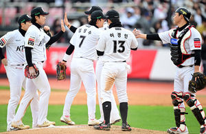 [사진]승리 기뻐하는 KT - OSEN