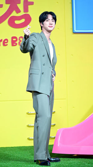 [사진]BTS 진, '하트도 남다르게' - OSEN