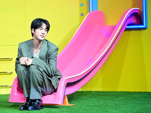 [사진]BTS 진, '포토타임 즐기면서' - OSEN