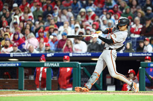 "엄청난 타석" 중계진도 놀랐다...109홀드 좌완 161km도 컨택, 이정후 8구 승부→집념의 적시타 - OSEN