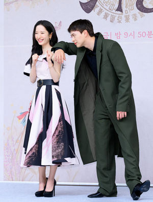 [사진]김지연-육성재,'즐거운 포토타임' - OSEN