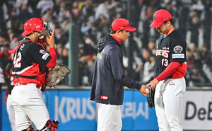 KIA 1R 좌완 ERA 24.00이라니…1이닝 6실점 충격 강판→뜨거운 눈물, 최악 출발 딛고 스마일 되찾을까 - OSEN